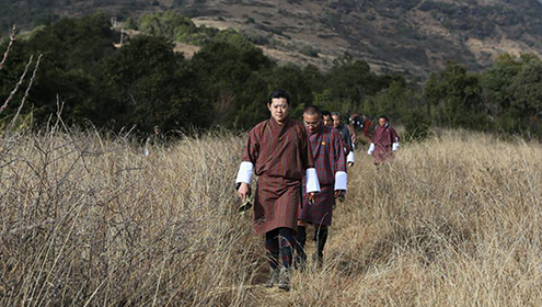 His Majesty offers prayers at Taphey Goenpa - BBSCL