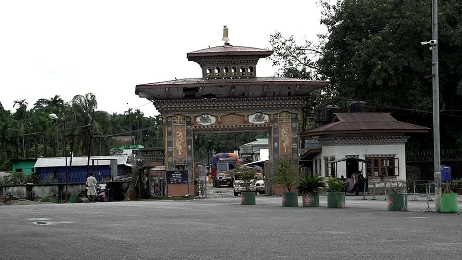 Residents have mixed reactions over reopening border gates - BBSCL