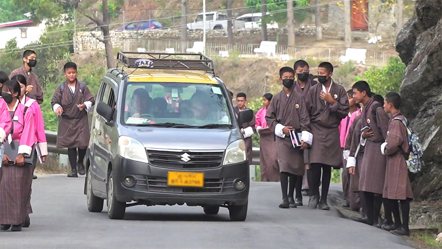 Road between Punakha Central School and Punakha Dzong parking area ...