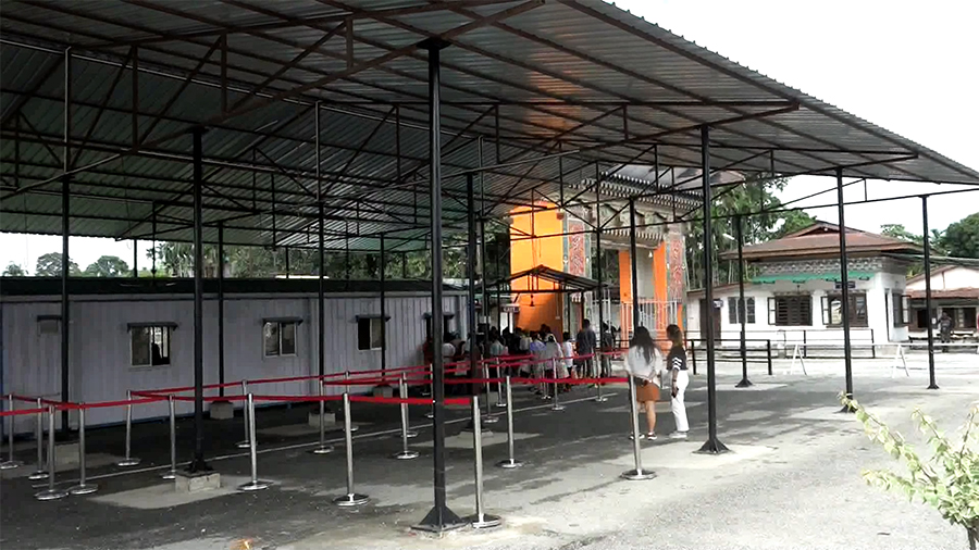 Gelephu Thromde facilitates waiting shed for commuters - BBSCL