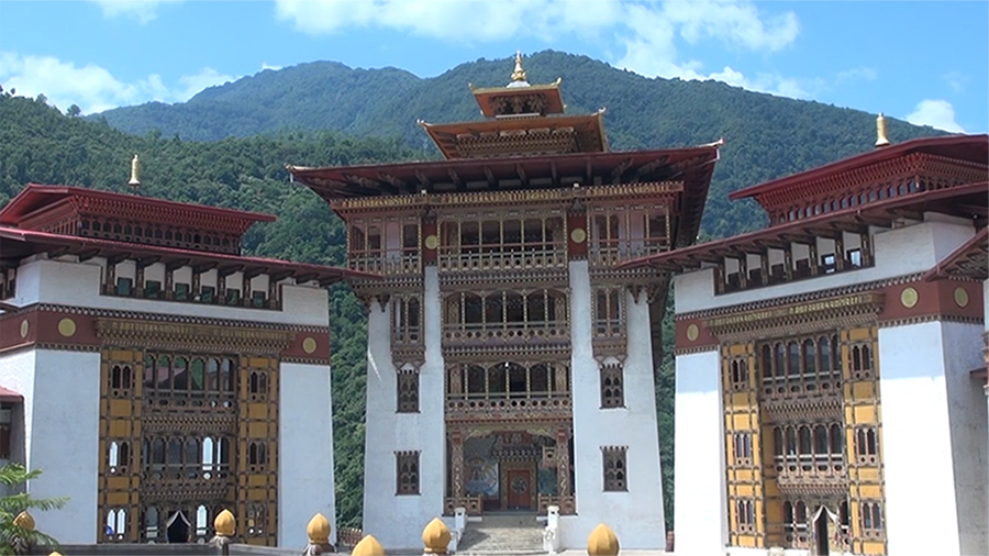 Sertog installation marks milestone in Pema Gatshel's new Dzong - BBSCL