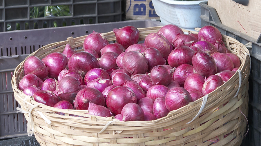 Onion prices double following India's export ban - BBSCL