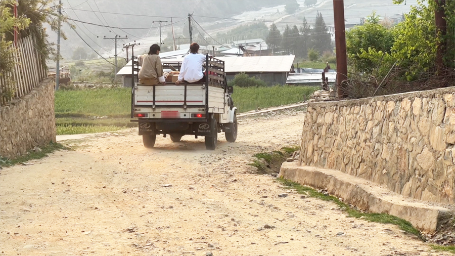 Road leading towards Drakarpo in need of maintenance and blacktopping ...