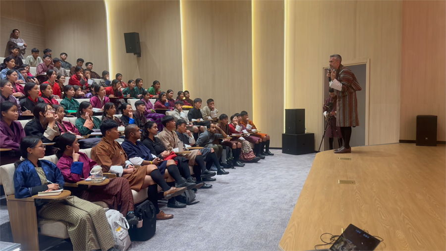 World-renowned photographer Roie Galitz inspires students to become ...