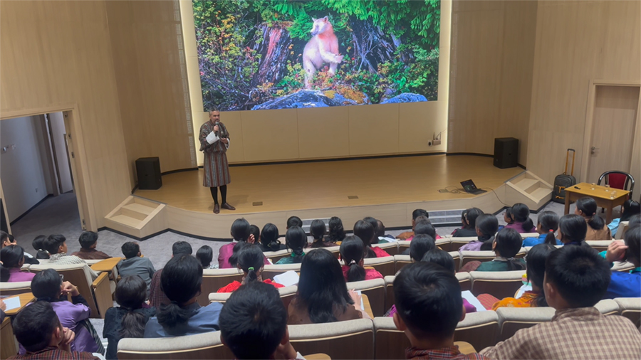 World-renowned photographer Roie Galitz inspires students to become ...